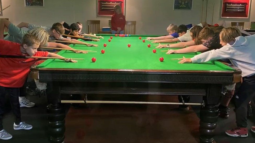 Walsall snooker club bids to inject some youth into the sport - BBC News