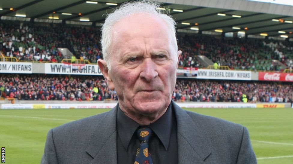 Harry Gregg: NI fans pay tribute to legend at Old Trafford - BBC News