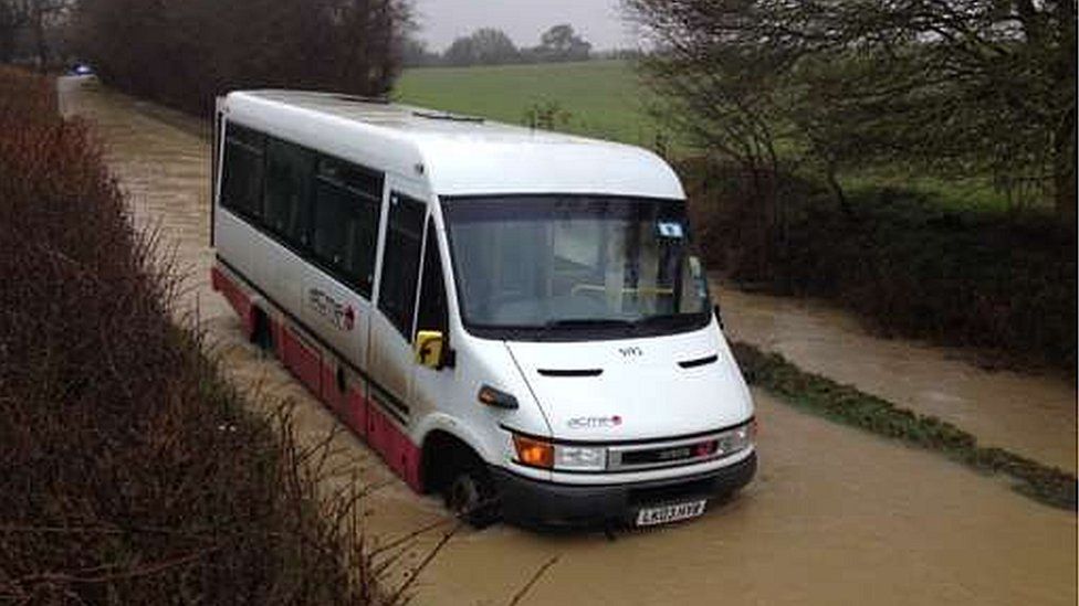 Pupils rescued from bus trapped in Farnham floodwater - BBC News