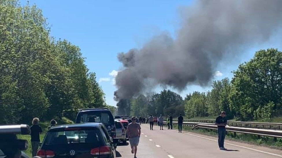 Damwain awyren ger Y Fenni - BBC Cymru Fyw