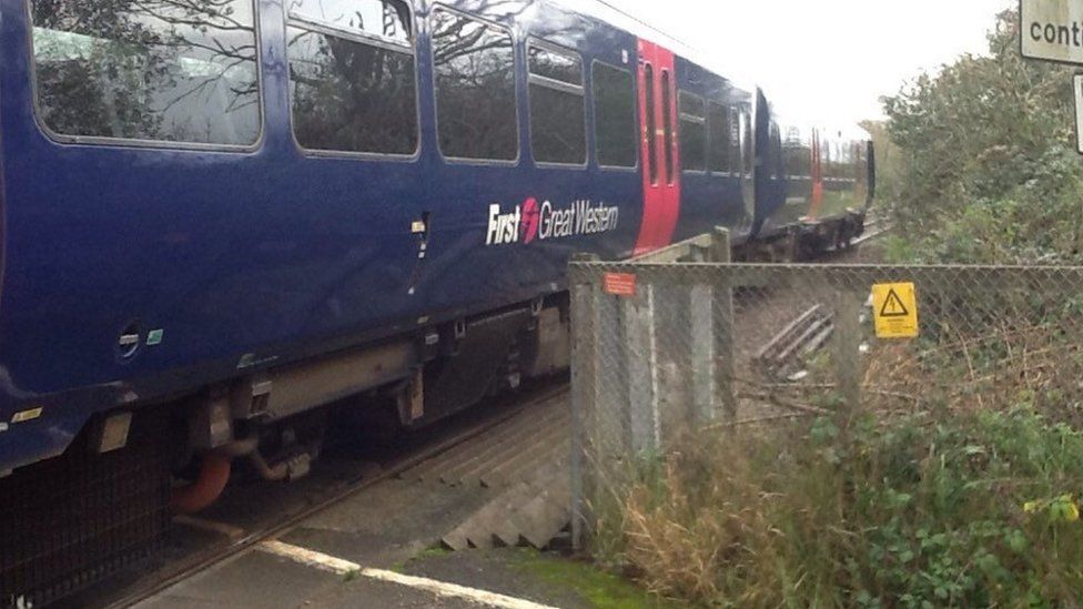 Train evacuated at Buckland after engine fire - BBC News