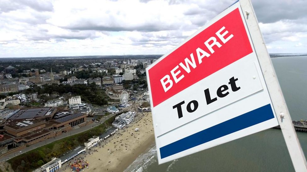 Fake housing ad on Facebook left woman penniless - BBC News