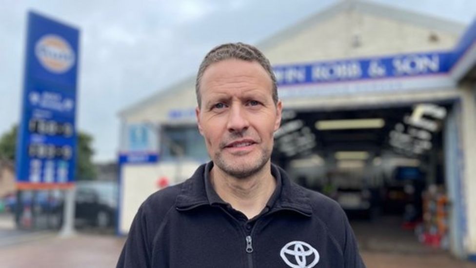 Petrol: Supermarkets no longer selling cheapest fuel, RAC says - BBC News