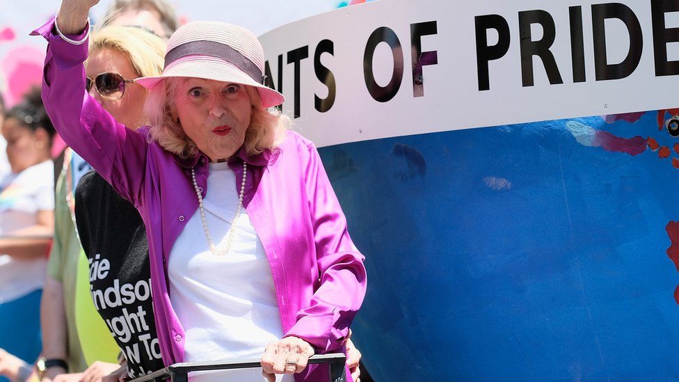 Edie Windsor: Gay rights trailblazer dies aged 88 - BBC News