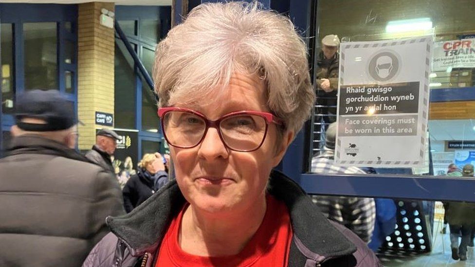 Caerfyrddin: 3,000 o ffermwyr mewn cyfarfod tanllyd - BBC Cymru Fyw