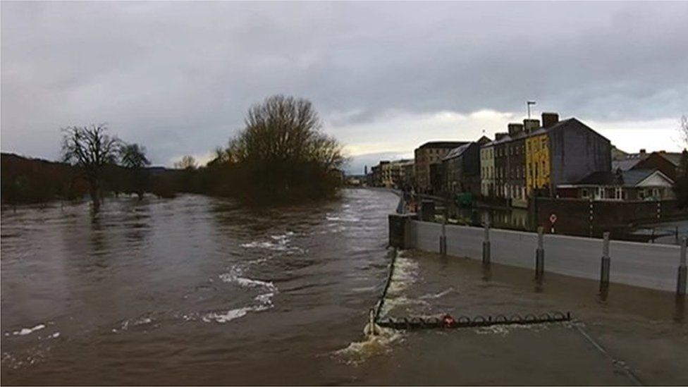 260 homes in Republic of Ireland flooded and more at risk - BBC News