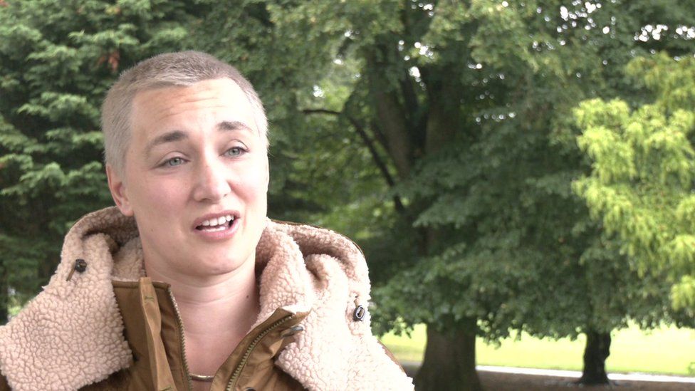 Yr her o recriwtio a dal gafael ar ofalwyr maeth - BBC Cymru Fyw