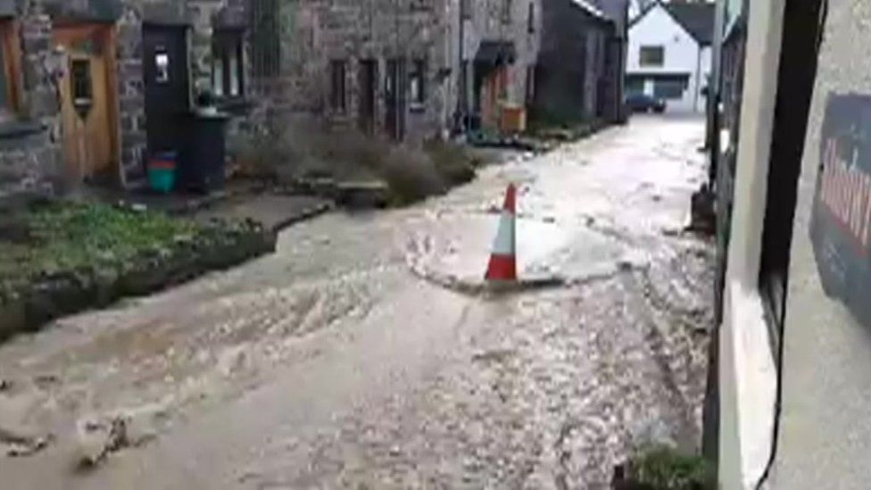 Burst water main in Llanrhaeadr-ym-Mochnant fixed - BBC News