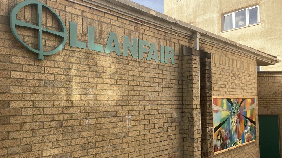 'Her' cynnal eglwys yn un o lefydd lleia' crefyddol Prydain - BBC Cymru Fyw