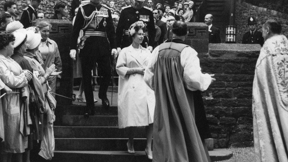 Y Frenhines Elizabeth II 'fyth yn swil' am ei ffydd - BBC Cymru Fyw