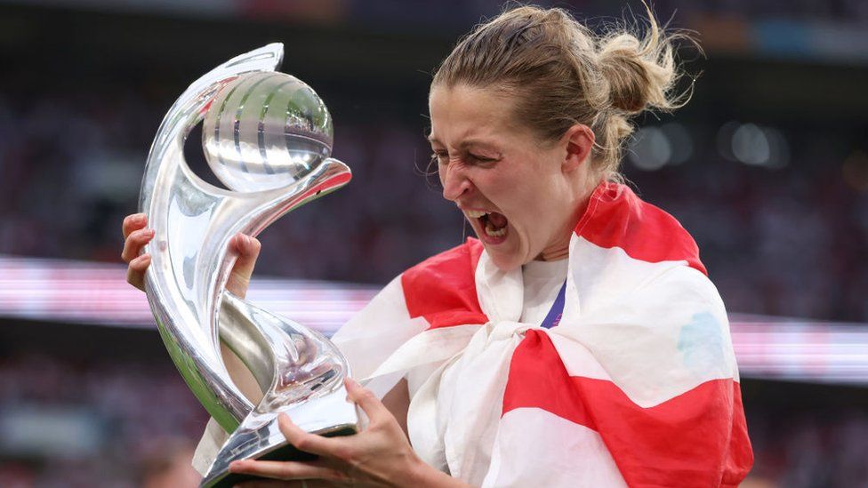 Manchester City and England striker Ellen White announces retirement ...