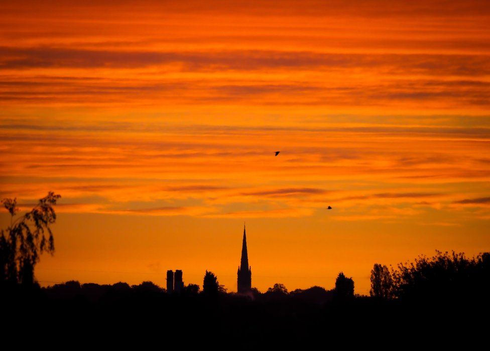 West Midlands photographers capture spectacular sunrise - BBC News
