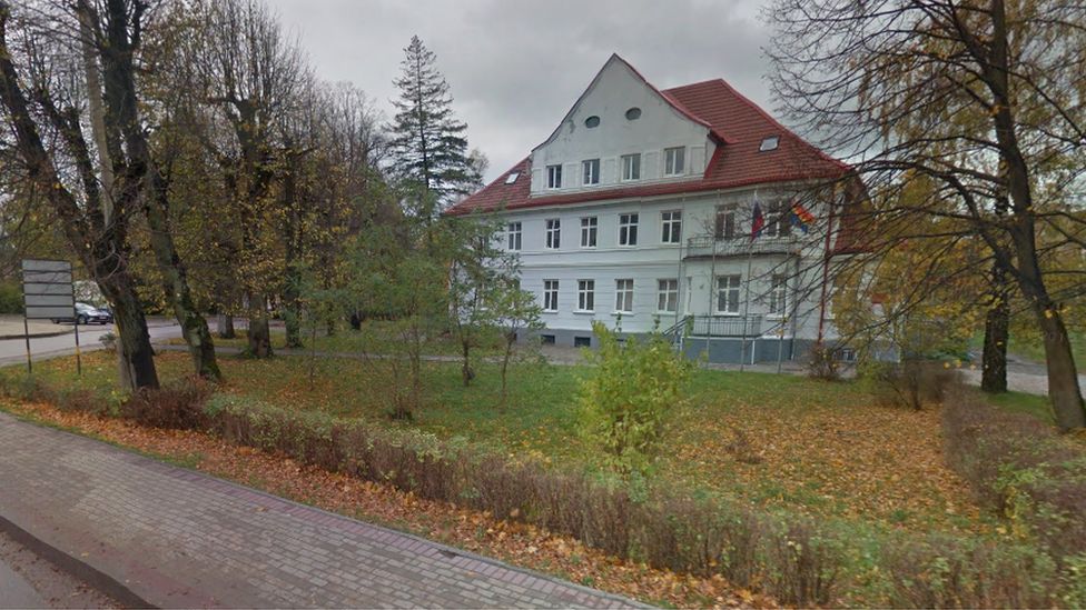 Cash-strapped Russian mayor offers town hall for sale - BBC News