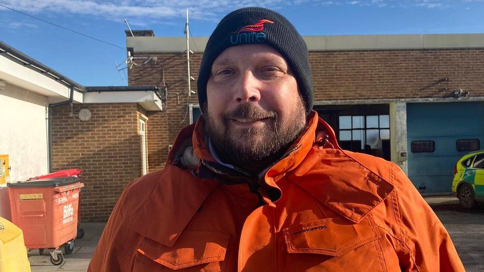 Gwasanaeth ambiwlans 'dan bwysau' er gohirio streic un undeb - BBC ...