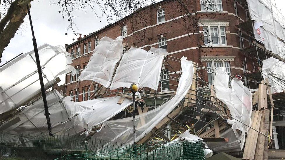 Strong winds: Scaffolding collapses and Dartford bridge closed - BBC News