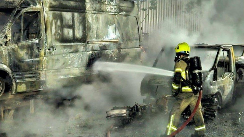 Sheffield fire: More than 50 cars ablaze in suspected arson - BBC News