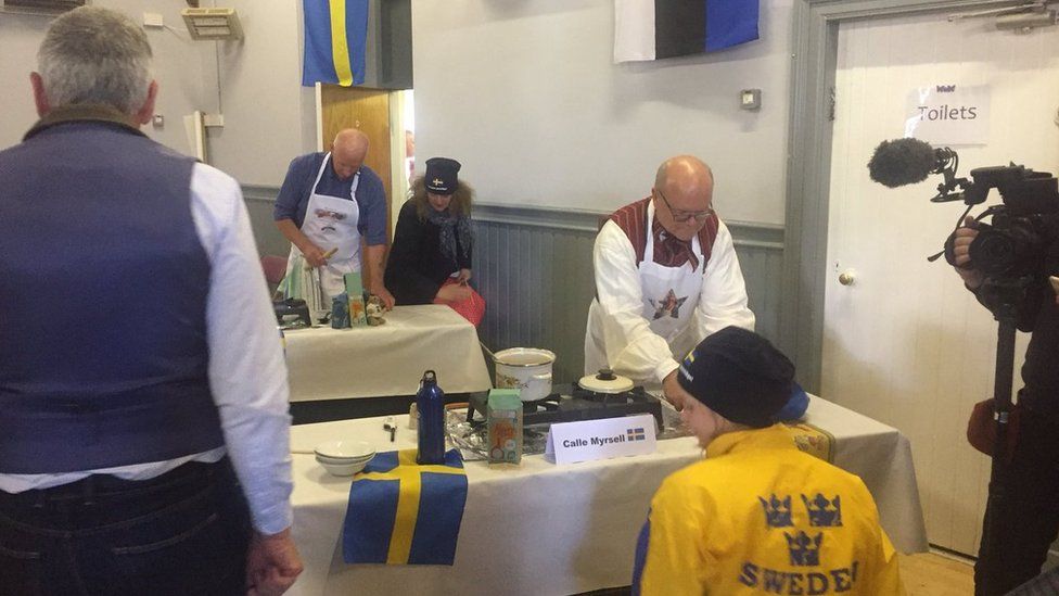 Stir wars: Two Swedes share Golden Spurtle for porridge making - BBC News