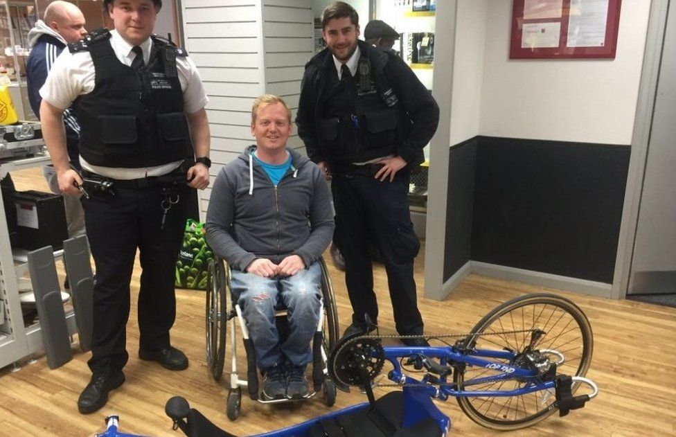 Paralympian Tim Farr is reunited with stolen bike - BBC News
