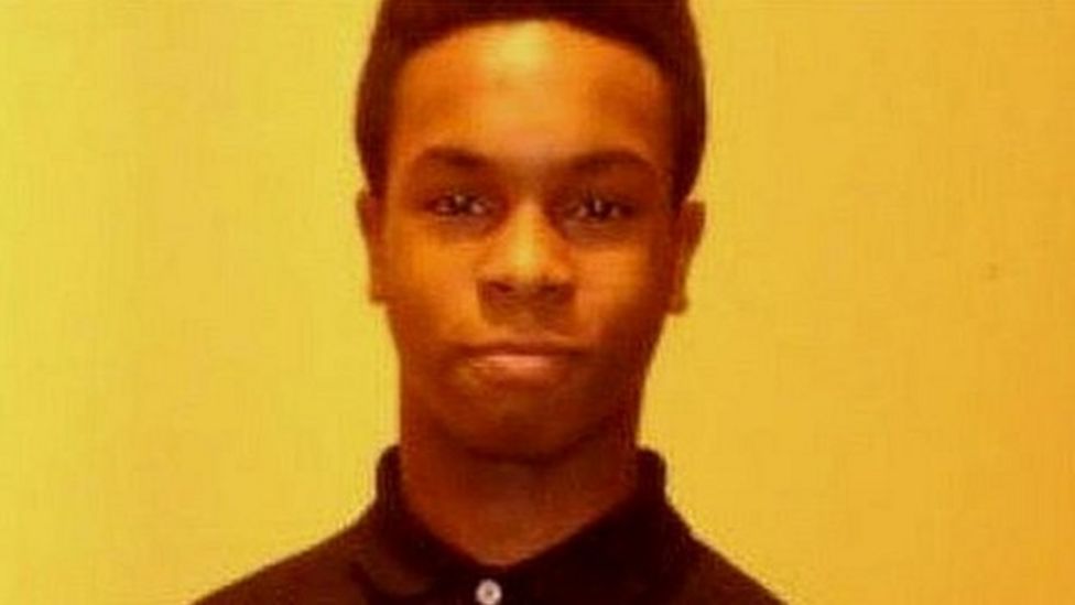 Appley Bridge: Police appalled as teenagers jump into quarry - BBC News