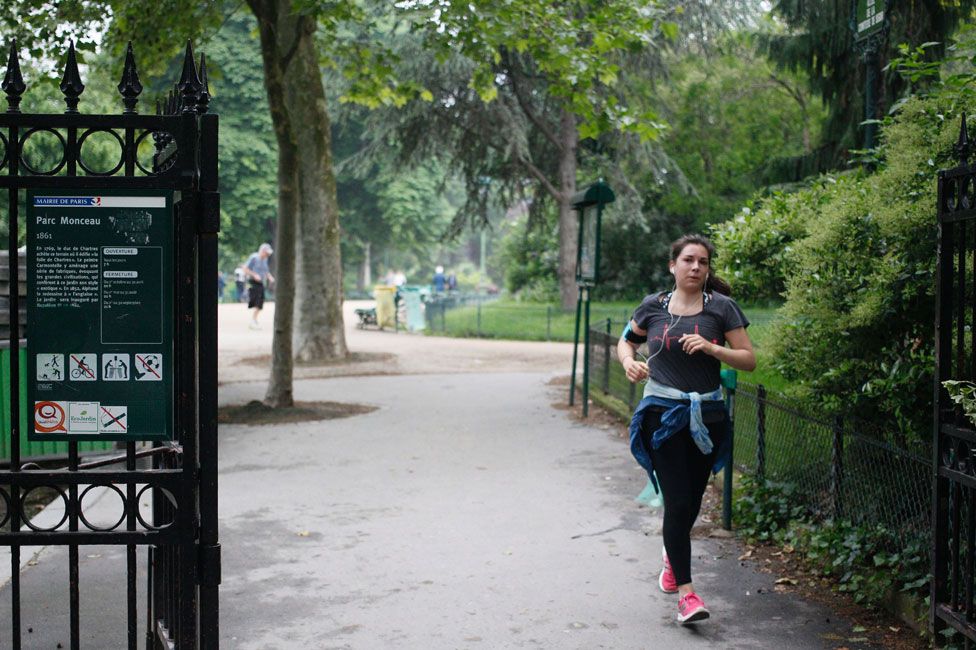 Crossing into the alien north... of Paris - BBC News