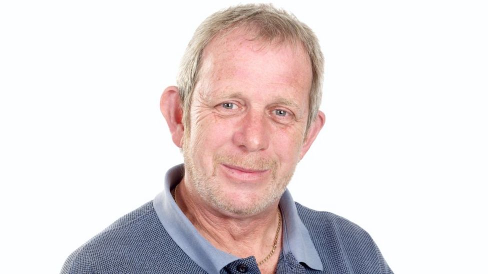 Gordon Sparks: Applause for BBC Radio Devon presenter at funeral - BBC News