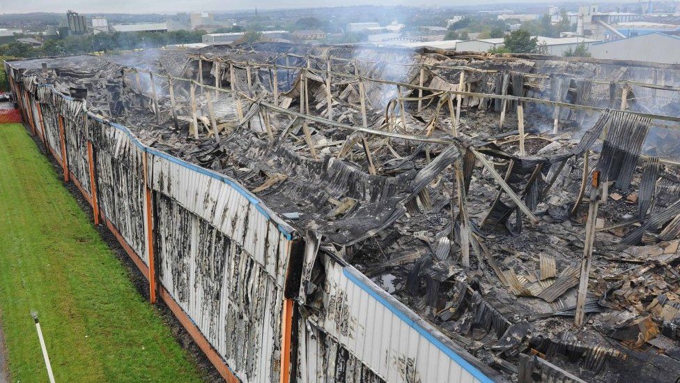 Leeds fire: Blaze sends black smoke over city - BBC News