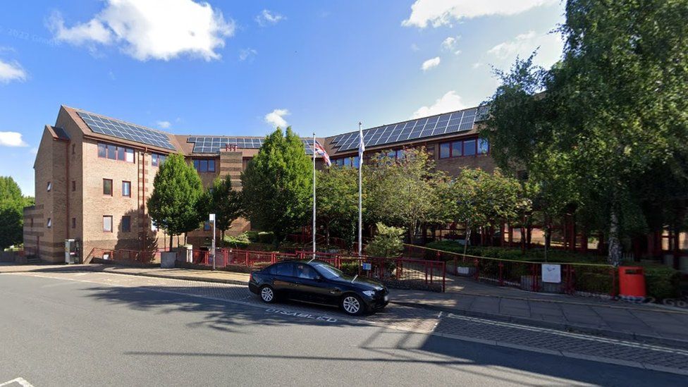 Daventry: Former council headquarters put up for sale - BBC News