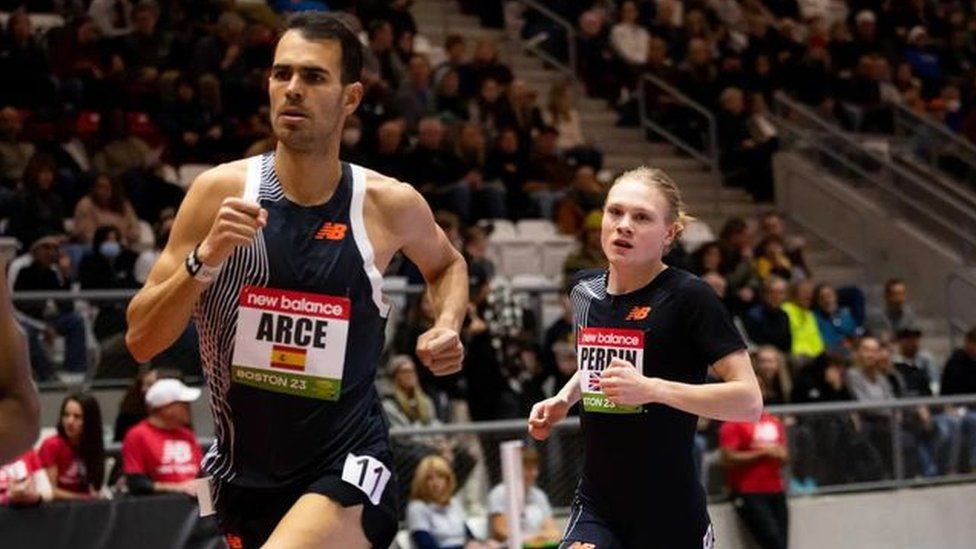 Osian Perrin: Gwibiwr Môn sy'n anelu am aur - BBC Cymru Fyw