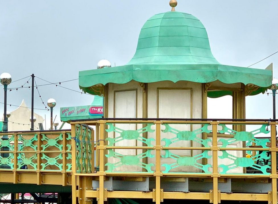 Glastonbury Festival: 'Victorian' pier built - BBC News