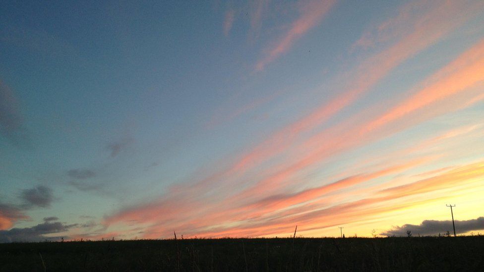 Your pictures: Stunning summer sunset swathes Scotland - BBC News
