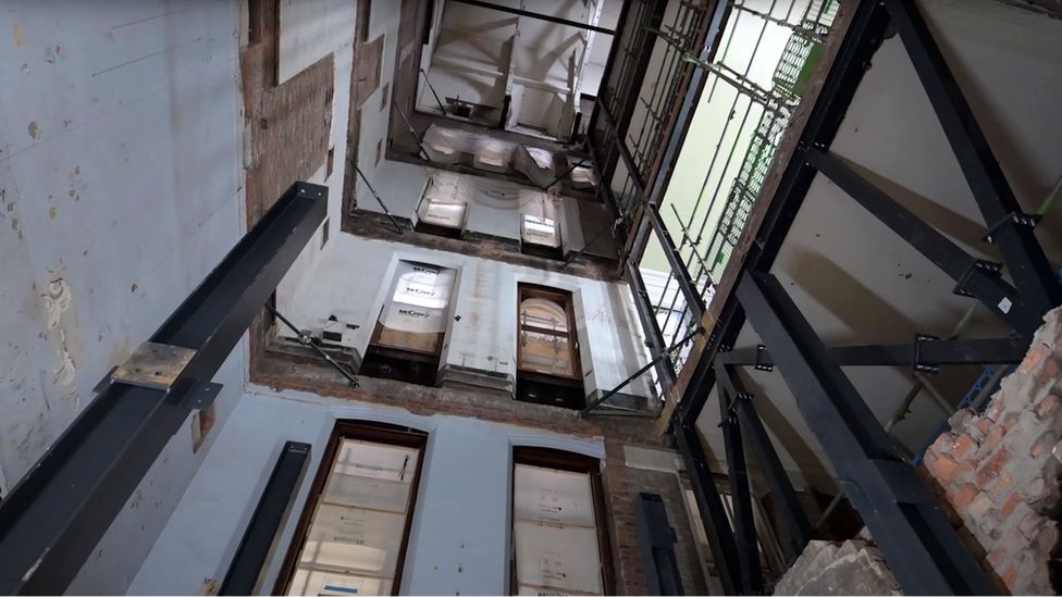 Manchester Town Hall £325m restoration reaches halfway point - BBC News