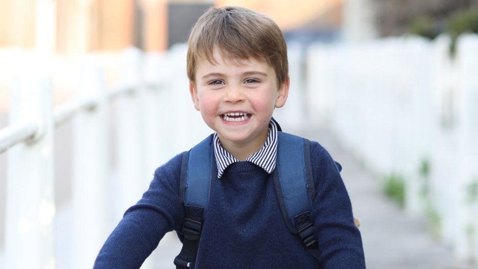 Prince Louis' fourth birthday marked with beach photos - BBC News