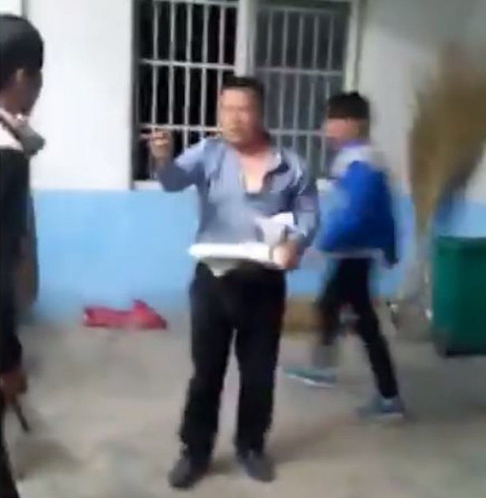 China officials 'investigate classroom brawl' in Anhui province - BBC News