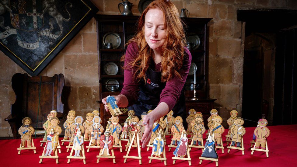 Platinum Jubilee: Gingerbread monarchs get castle display - BBC News