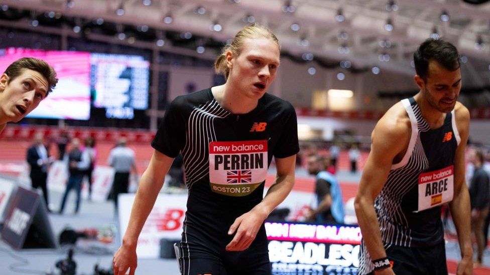 Osian Perrin: Gwibiwr Môn sy'n anelu am aur - BBC Cymru Fyw