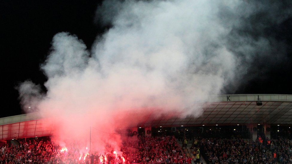 Flare thrown on to pitch during Spartak Moscow match - BBC Newsround