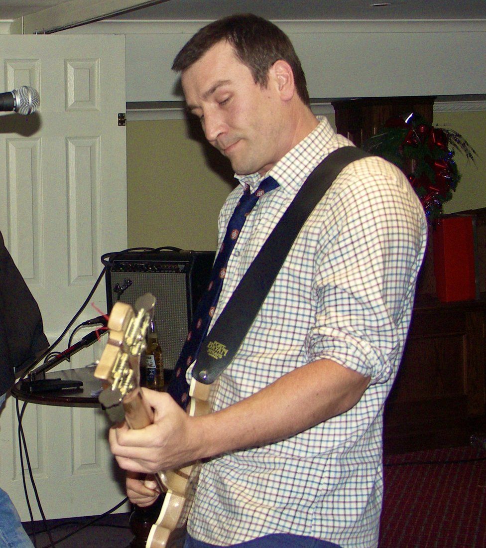 Andrew Teilo: Actor, awdur, cerddor - BBC Cymru Fyw