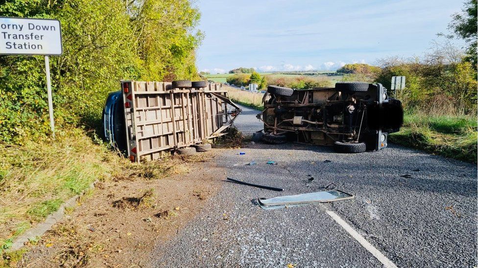 A30 in Salisbury blocked after trailer crash - BBC News