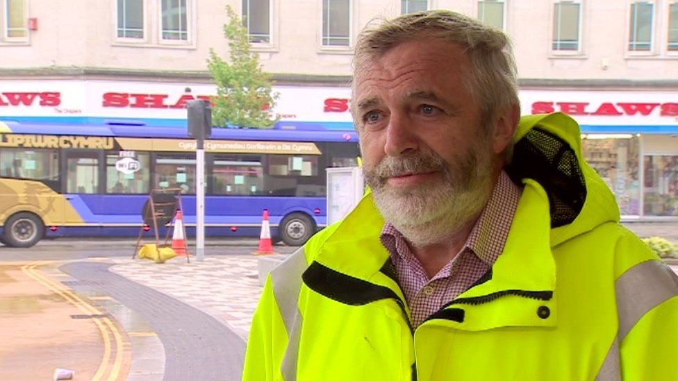 System unffordd Abertawe yn troi'n ddwyffordd - BBC Cymru Fyw