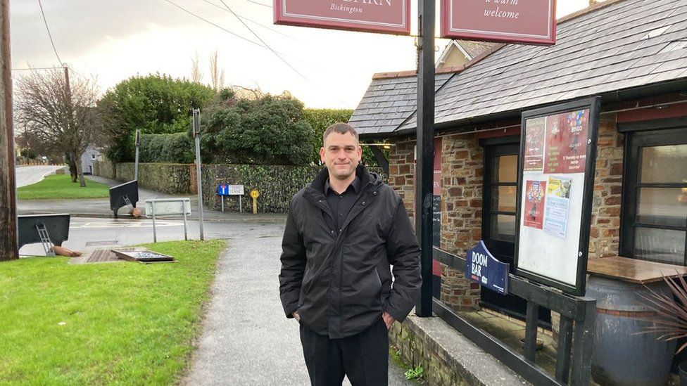 'Chaotic' roadworks in Devon spark council apology - BBC News