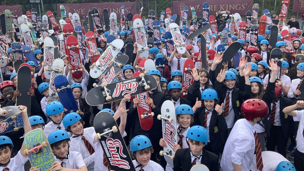 Hundreds of skaters gather in Winchester for world record attempt - BBC ...