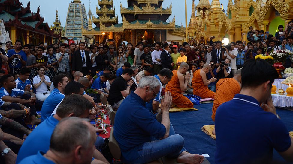 Leicester City: Artist completes Buddhist mural - BBC News