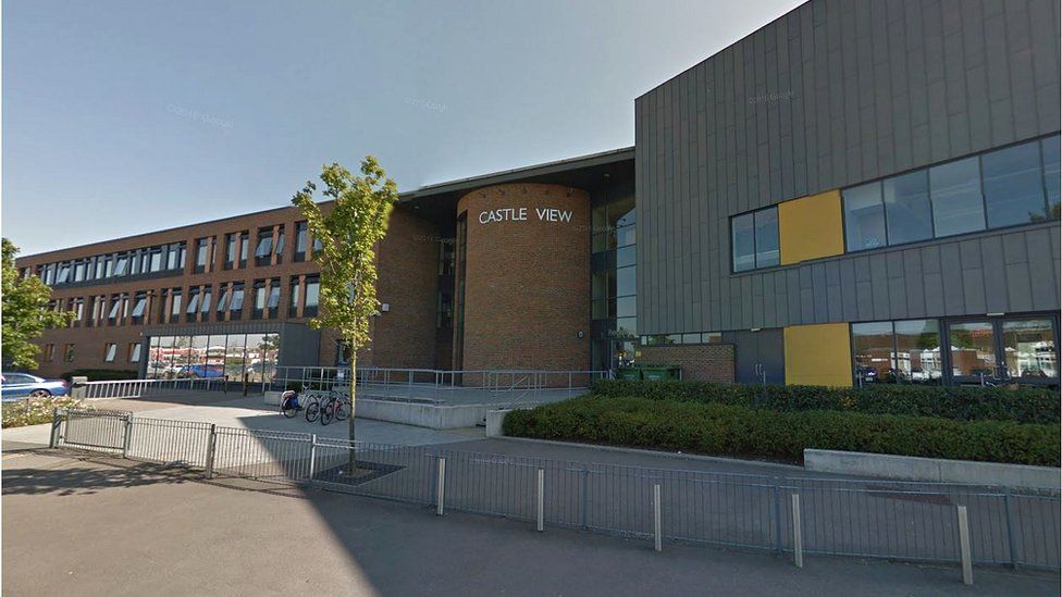 'Well-behaved' pupils get to leave school earlier - BBC News