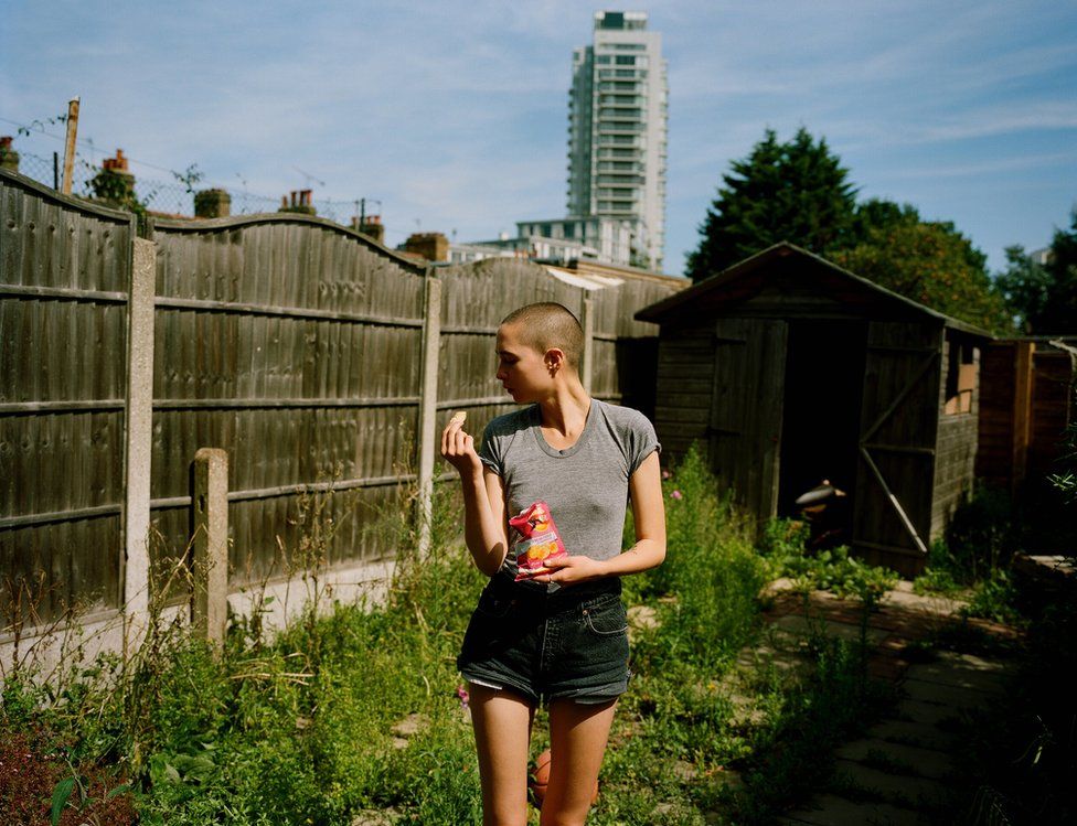 In search of young artists - BBC News