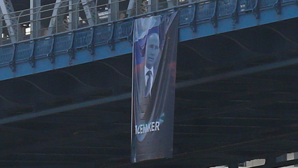 Giant Putin banner appears on New York's Manhattan Bridge - BBC News