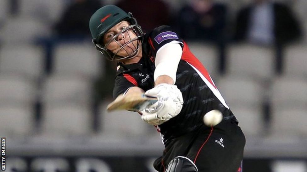 Tom Wells: Leicestershire all-rounder signs new deal - BBC Sport