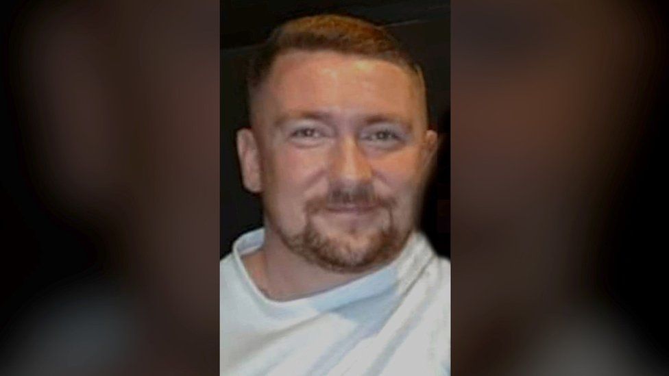 Sean Fox and Mark Hall murders carried out by 'same gunmen' - BBC News