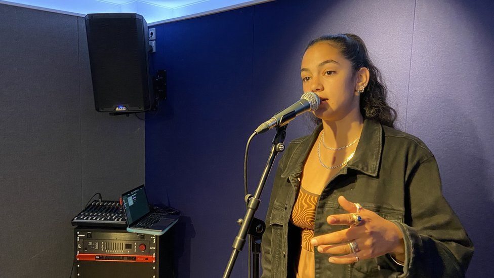 Gloucester charity The Music Works supports young musicians - BBC News