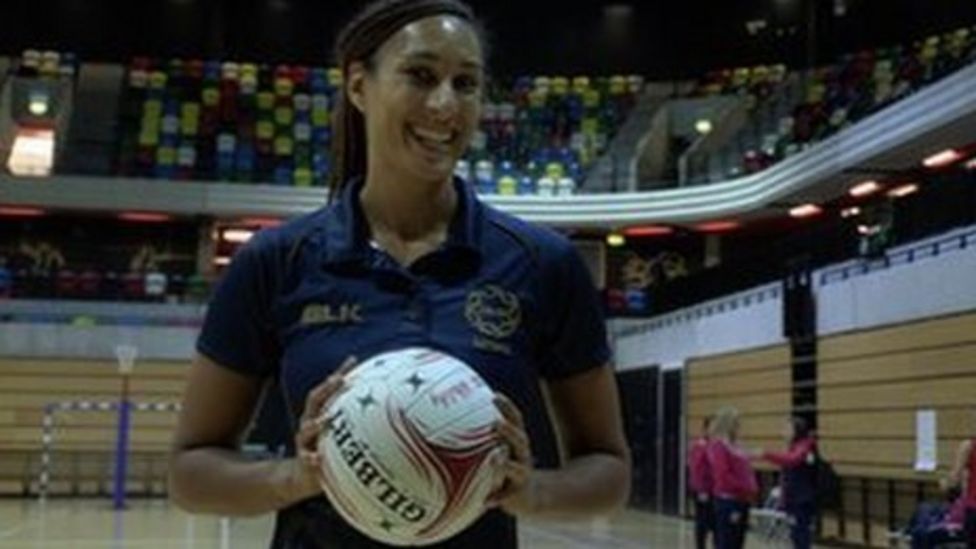 England's netballers give tips to young amateurs - BBC News