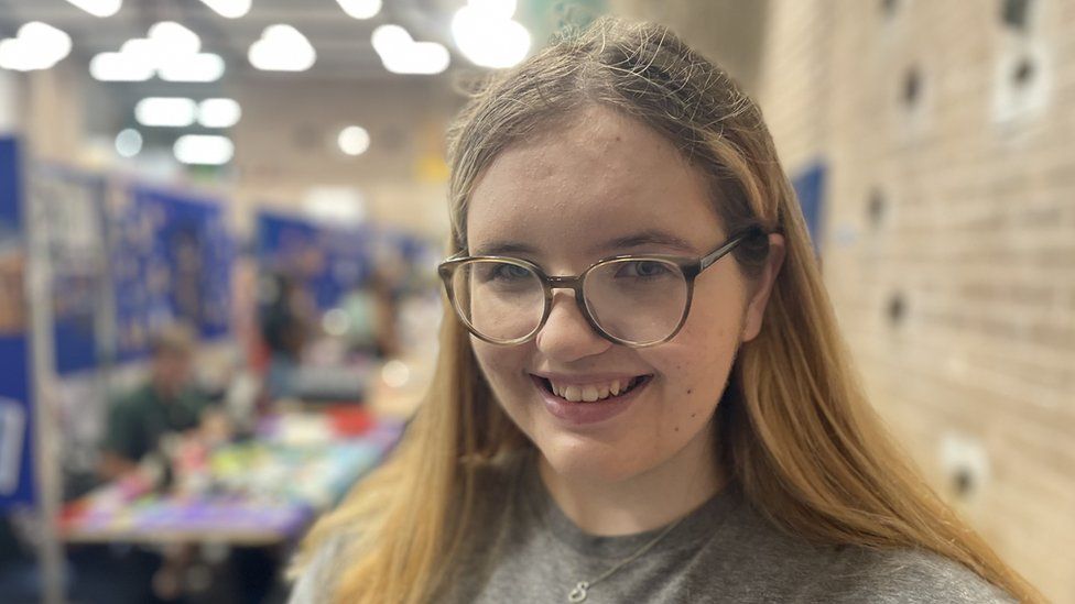 Rhwng streiciau a chostau uwch - ydy'n werth mynd i brifysgol? - BBC ...